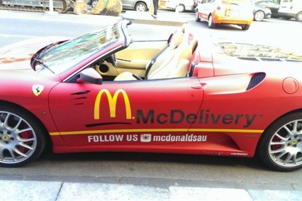 Un McDo livré en Ferrari, une greffe de pénis, et une excuse en or ...